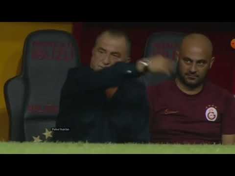 Donk Emre Mor'a faul yapmak isteyen adamı durduruyor.💛♥️