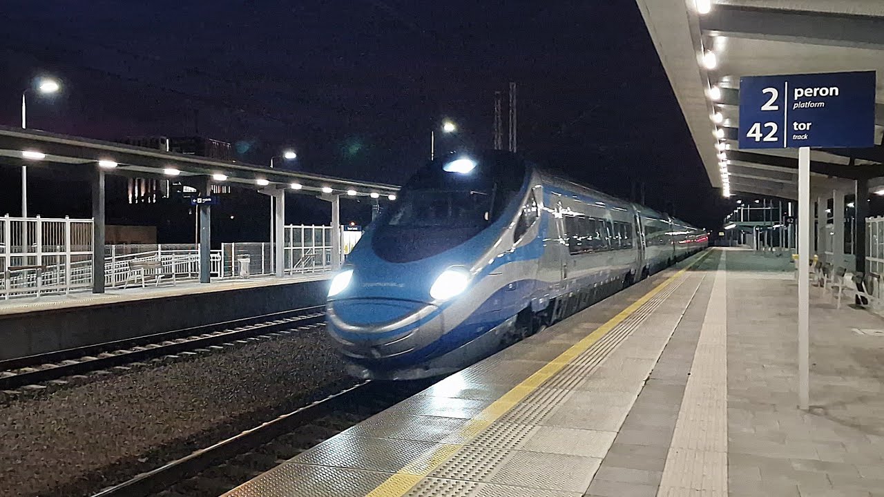 ED250-002 jako EIP z Rzeszowa Gł. do Gdyni Gł., mija stację Rzeszów ...