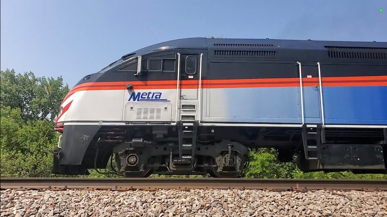Chicago metra engine 422 running Westbound towards Elgin IL Railfaning ...