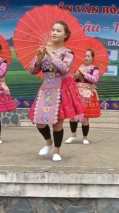 nkauj hmoob seev cev điệu nhảy các cô gái H'mông #dance #nhachaymoingay#thinhhanh#giaitri - YouTube