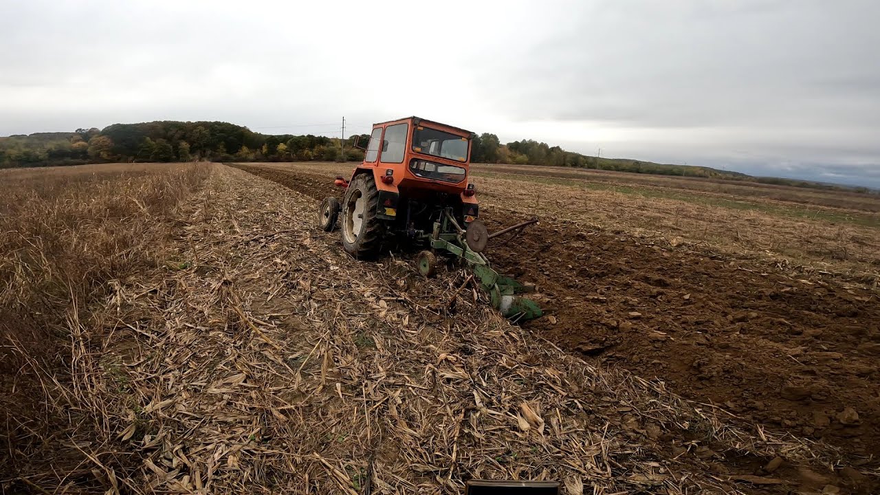 Tractor-vlog-u650+Plug-PP4-30 de Mat Craiova-La arat pentru porumbul ...