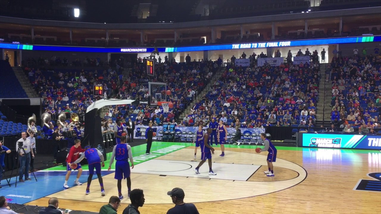 A peek inside KU basketball practice before the NCAA Tourney - YouTube