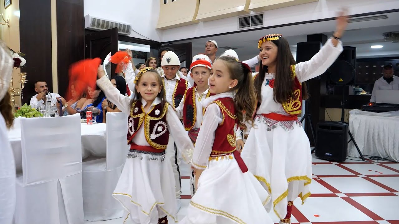 Kostumet popullore, tradite ne dasmat shqiptare - YouTube