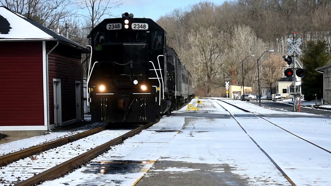 CVSR Train No 1 Entering Peninsula Station - YouTube