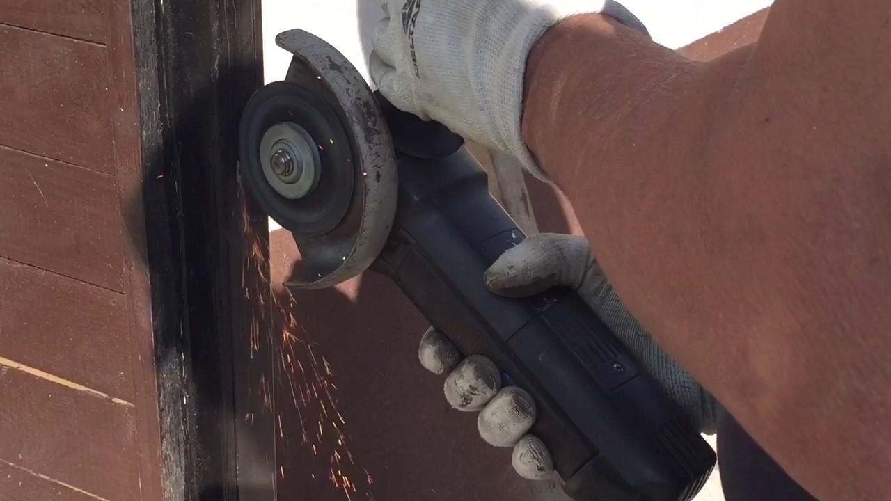 Flex, sarokcsiszoló, használat közben, ajtó zár kivágása, védőeszközök ...