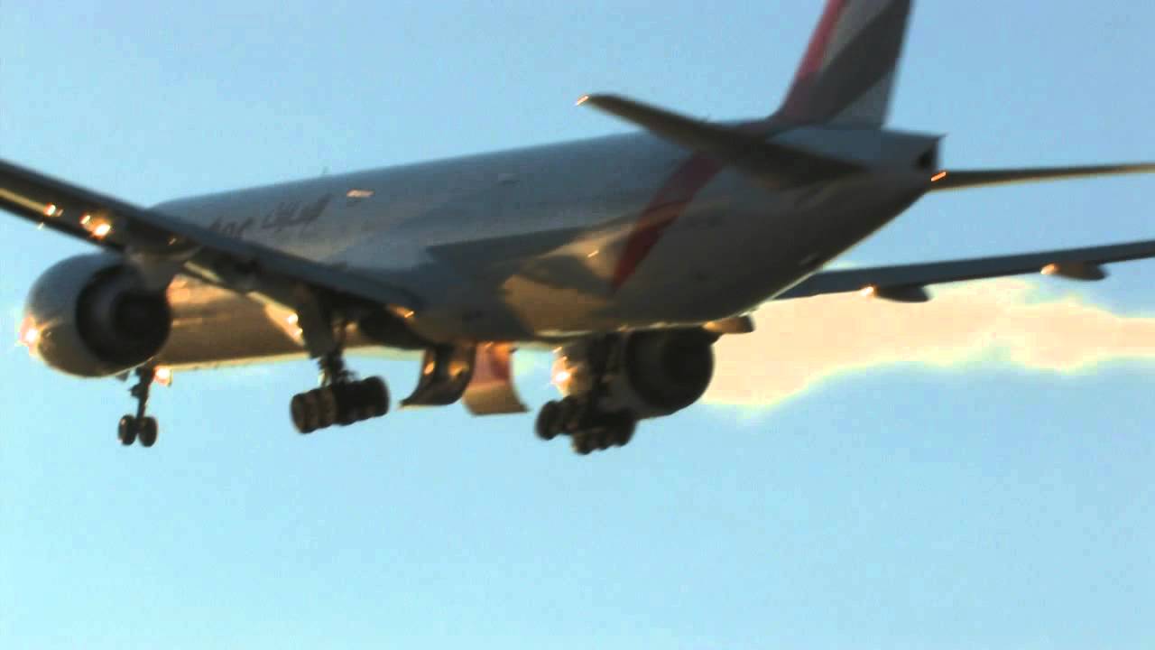 Boeing 777-300UAE take off... - YouTube