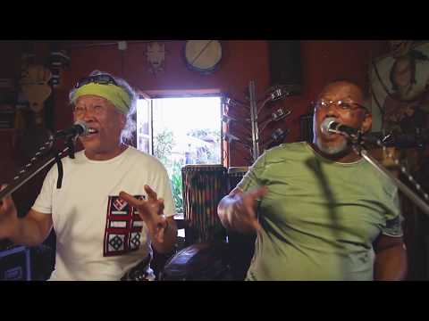 MANDRAVA SAROTRA  -Olombelo Ricky feat Edgard Ravahatra (Clip officiel)