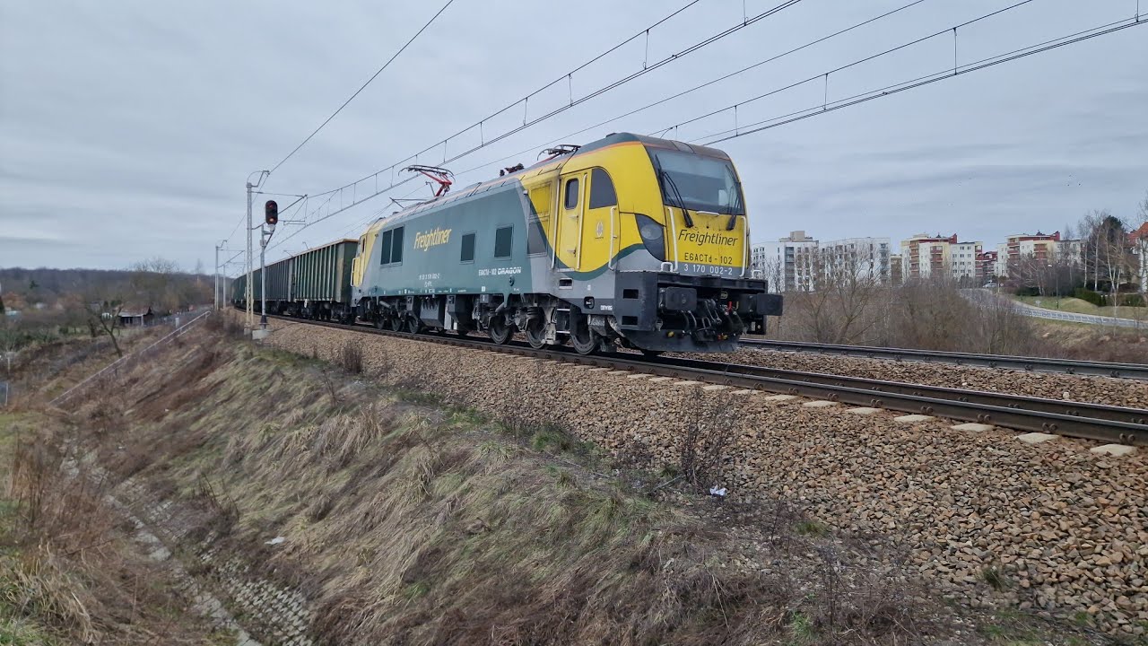 E6ACTd-102 FPL ze składem węglarek, przejeżdża w okolicach ul ...