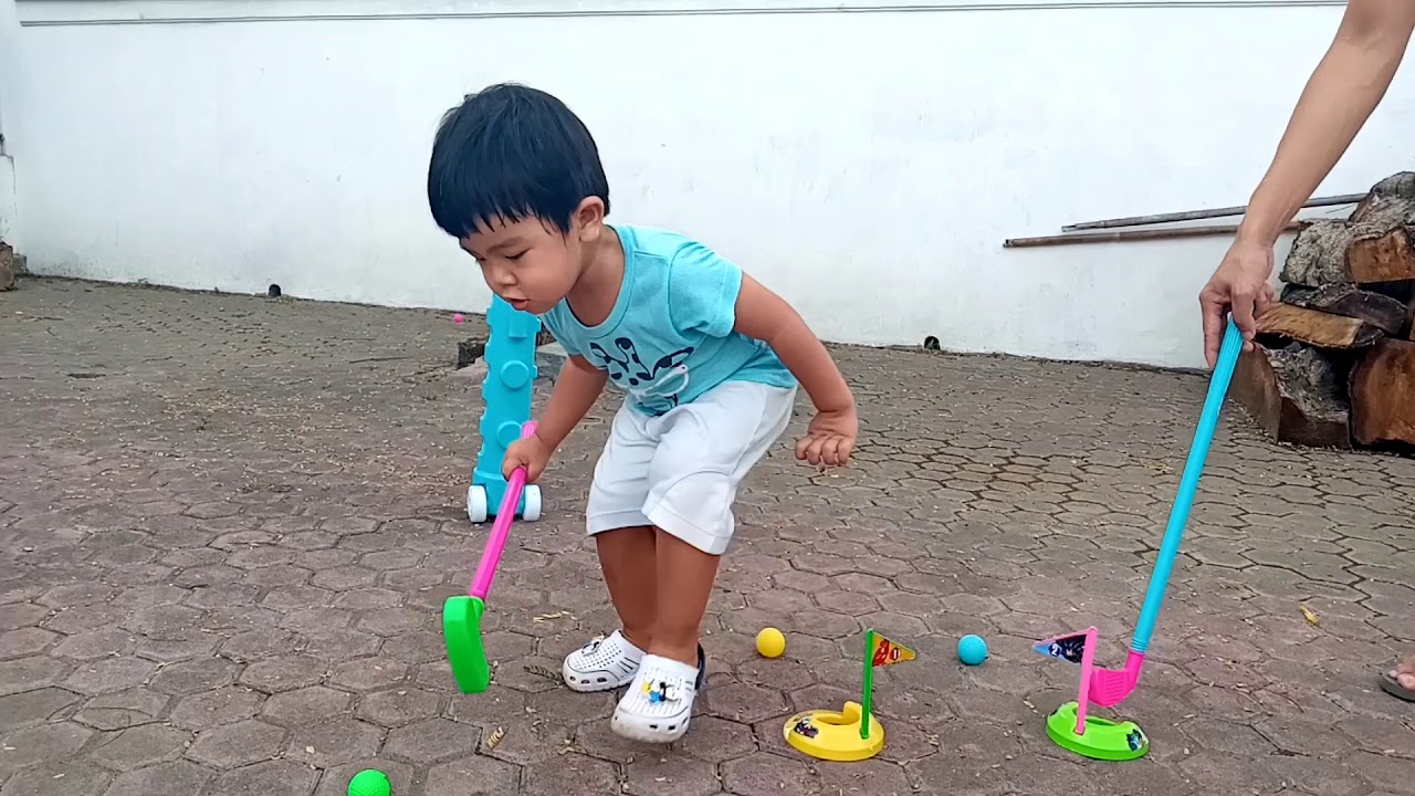 Bermain Mini Golf - Unboxing Mainan Anak Golf - YouTube