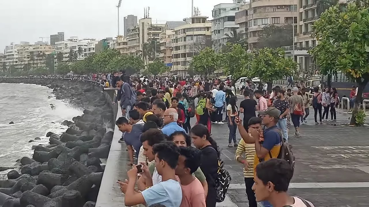 Heavy Crowd at Marine Drive Mumbai - YouTube