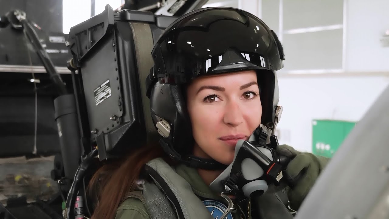 Die Weiblich F/A-18 Kampfjet-Pilotin: Hauptmann Fanny Chollet «Shotty ...