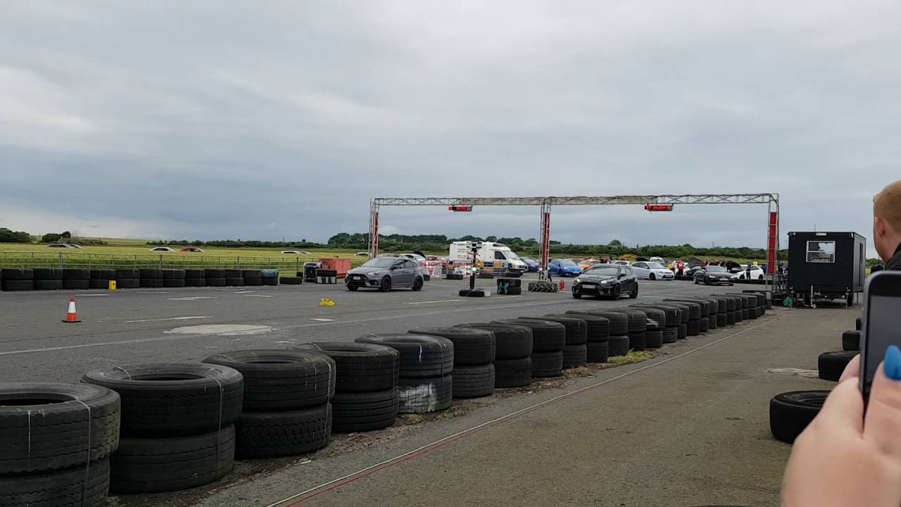2x Ford Focus RS's drag racing at Crail - YouTube