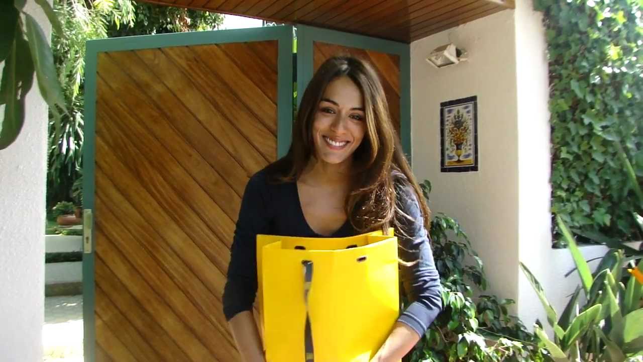 Sofia Essaidi - Remise des cadeaux - YouTube