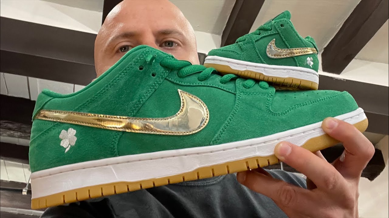 FIRST LOOK at the NikeSB LUCKY GREEN Dunks - YouTube