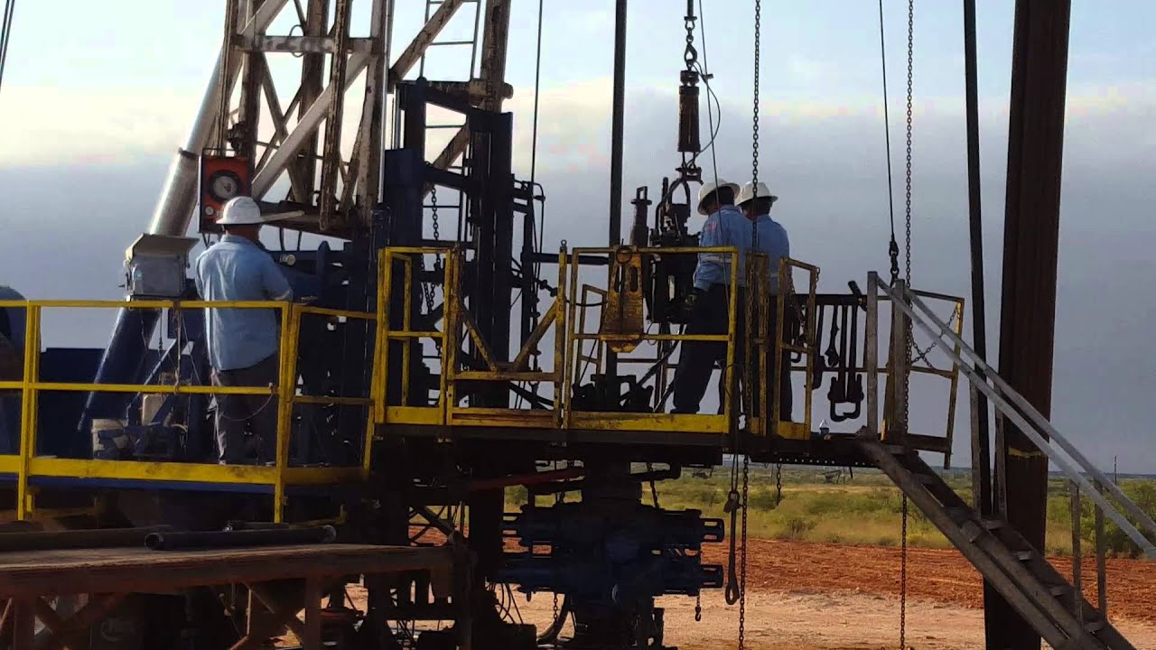 West Texas Oilfield, Running Tubing in the hole. - YouTube