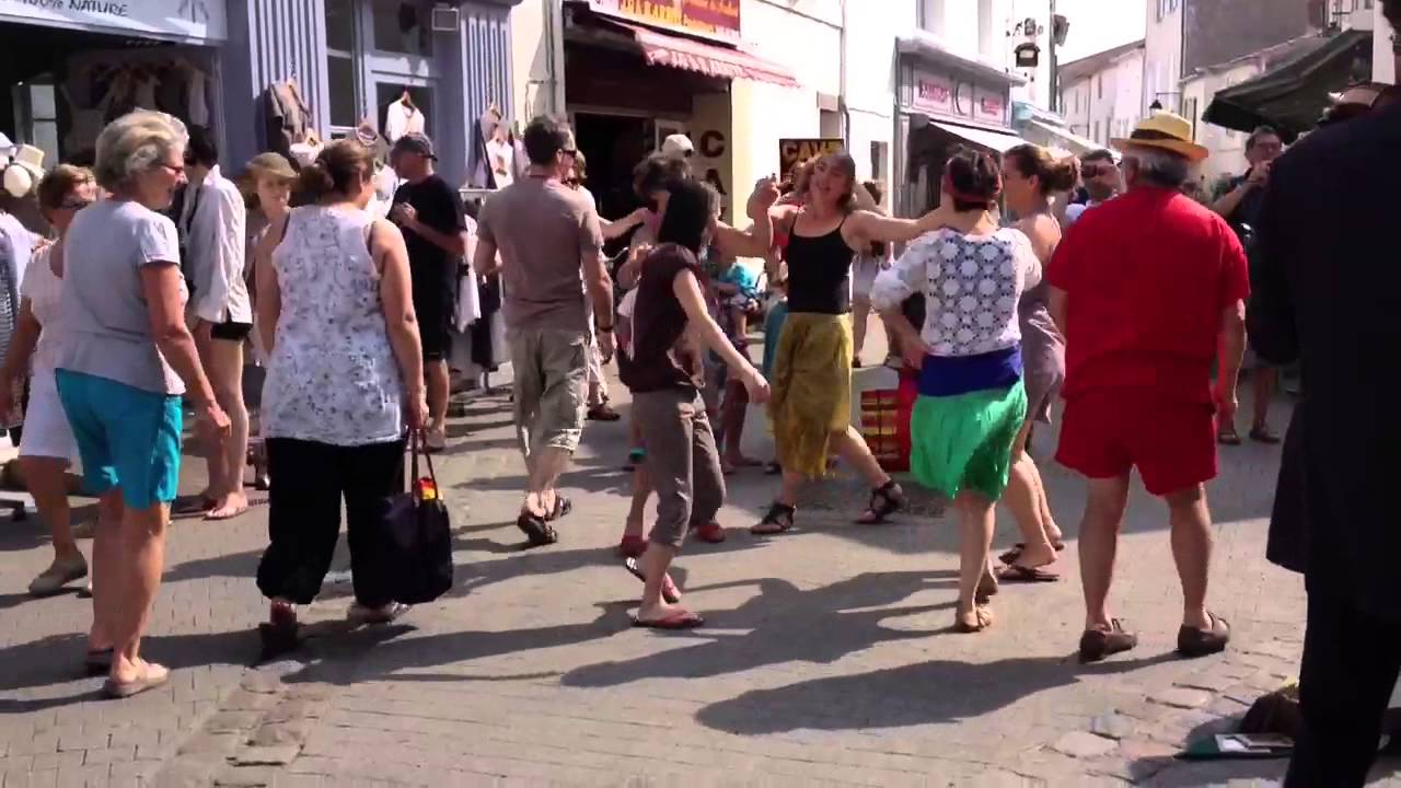 Ambiance tzigane à la flotte en Ré - YouTube