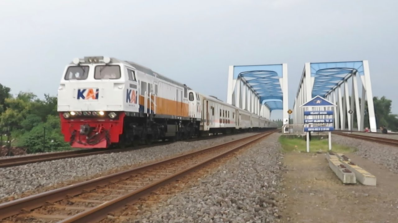 KERETA API JADWAL PADAT || Menemukan 8 Kereta Api Di Area Timur Stasiun ...