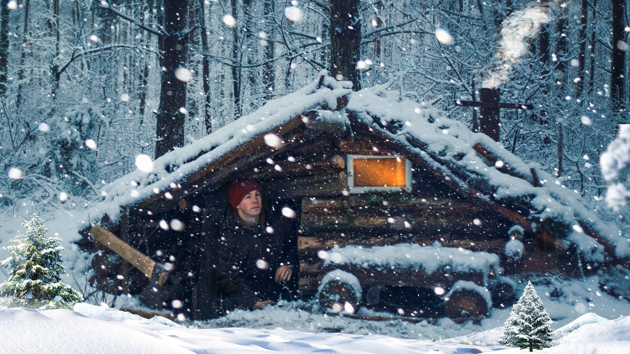 Hiding in a dugout from a snow storm. 2 Days solo in a bushcraft ...