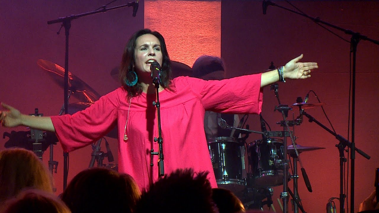 Live Showcase - Schick Sisters & Opus Band am Fughafen Wien - YouTube