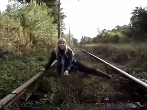 Prikol nad devchonkoj Devushka ot straha nalozhila v shtany Nereal'noe video!!!Ee chut' ne razrezalo poezdom!!  360