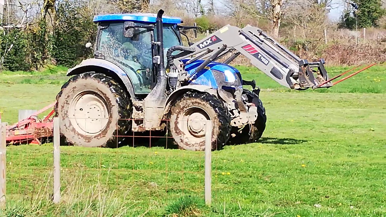 Tractor maakt campingterrein vlak. - YouTube