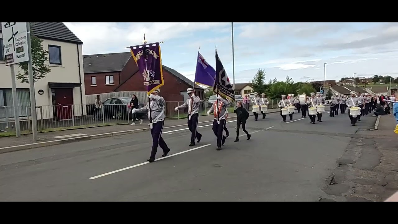 Dervock Young Defenders @ the 12th in Ballycastle 2023 (10) - YouTube