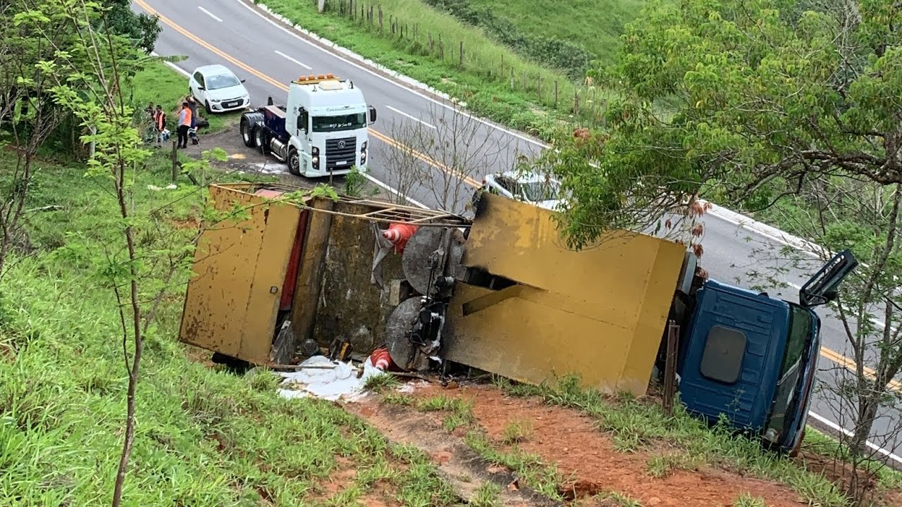 Destombamento e resgate de caminhão tombado na serra de alegre ES - YouTube