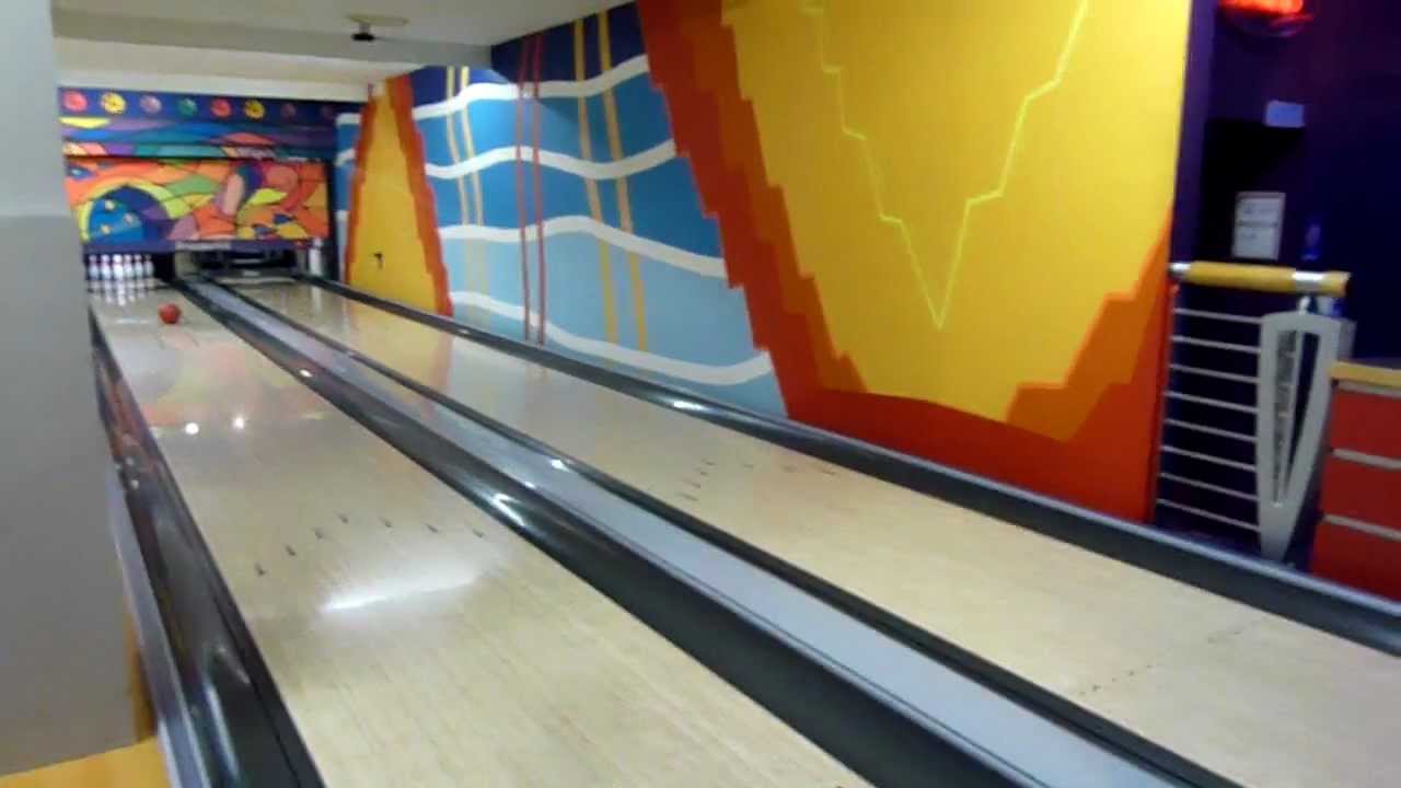 Butlins 70s weekend Skegness - Unusual bowling technique - - YouTube