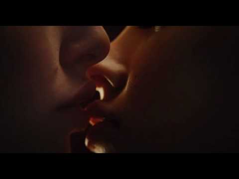 Jeniffer's body kissing scene