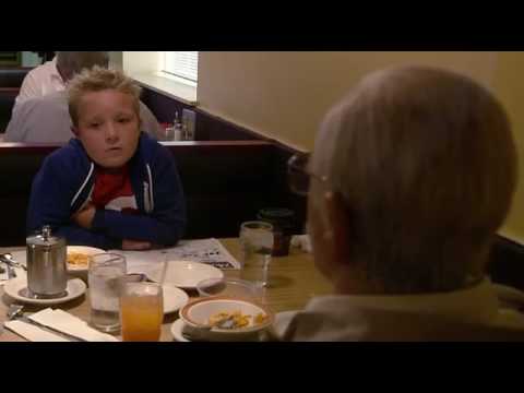 Opa kakt an die wand