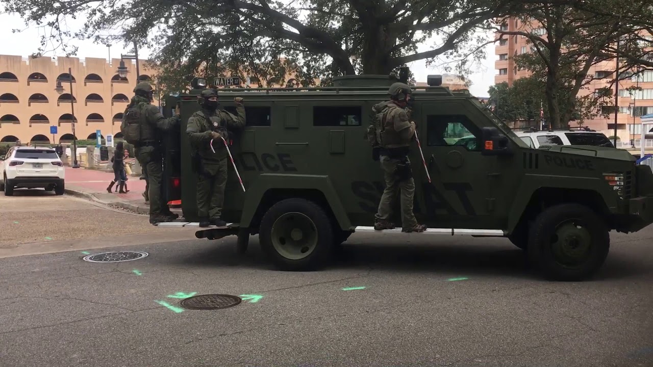 PPD Motor Squad and SWAT team escorting Santa on the BEARCAT - YouTube