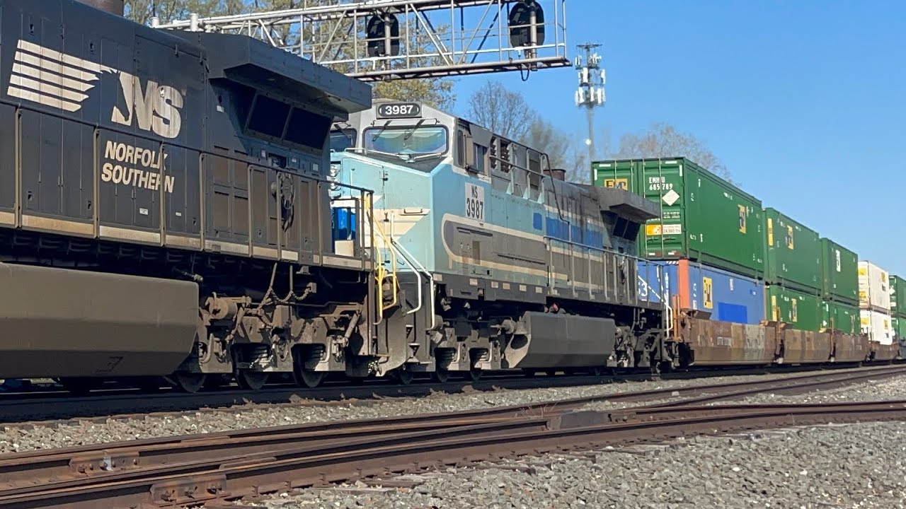 NS 3987 (former CMQ 1002) trails on NS 265 - YouTube