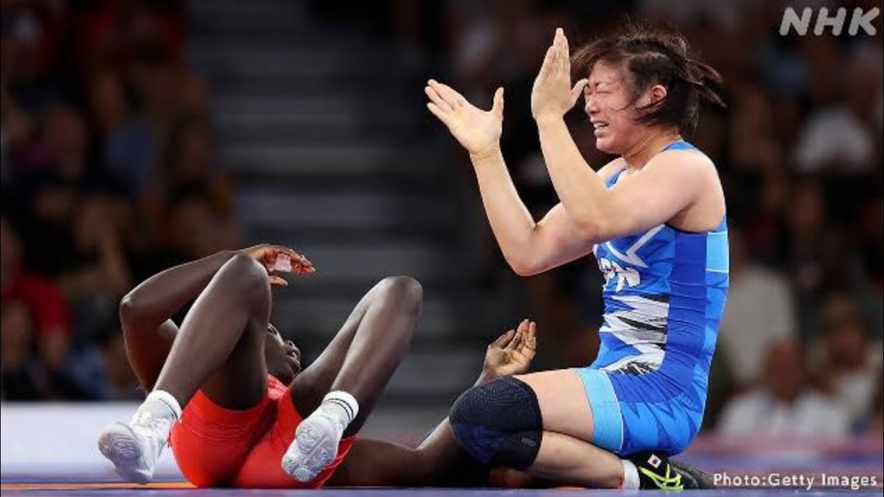 世界女王の鏡優翔が初戦突破で準々決勝に進出 コンタクト外れるハプニングも動じず レスリング女子フリー76キロ級…パリ五輪 - YouTube