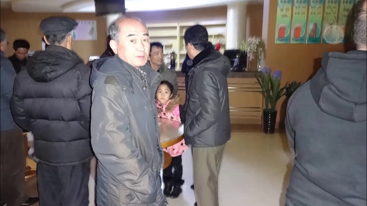 North Korea 2018: Beer Bar in Pyongyang 平壌のビアホール - YouTube