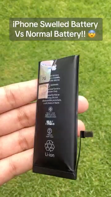 iPhone Battery 😱 | Swelled Vs Normal Battery 😱 #shorts - YouTube