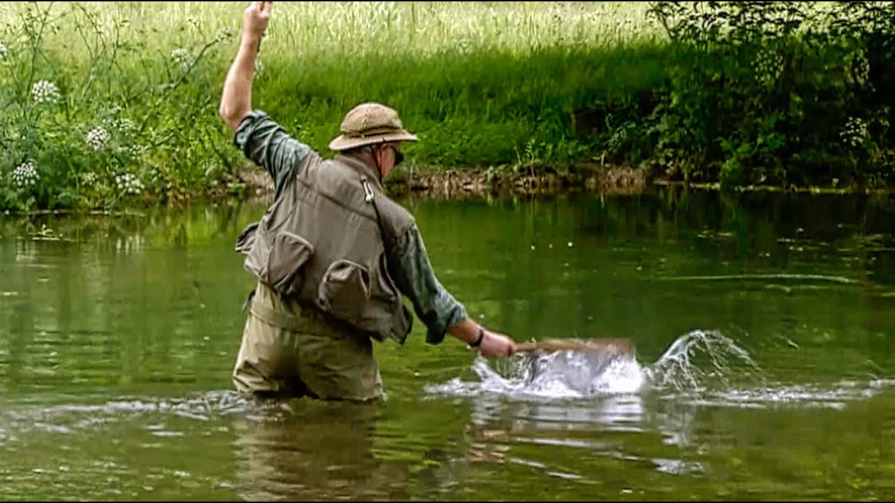 Oliver Edwards catches a trout with his Mohican Mayfly - YouTube