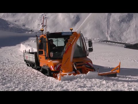 Mercedes Unimog Snowplow in Action - YouTube