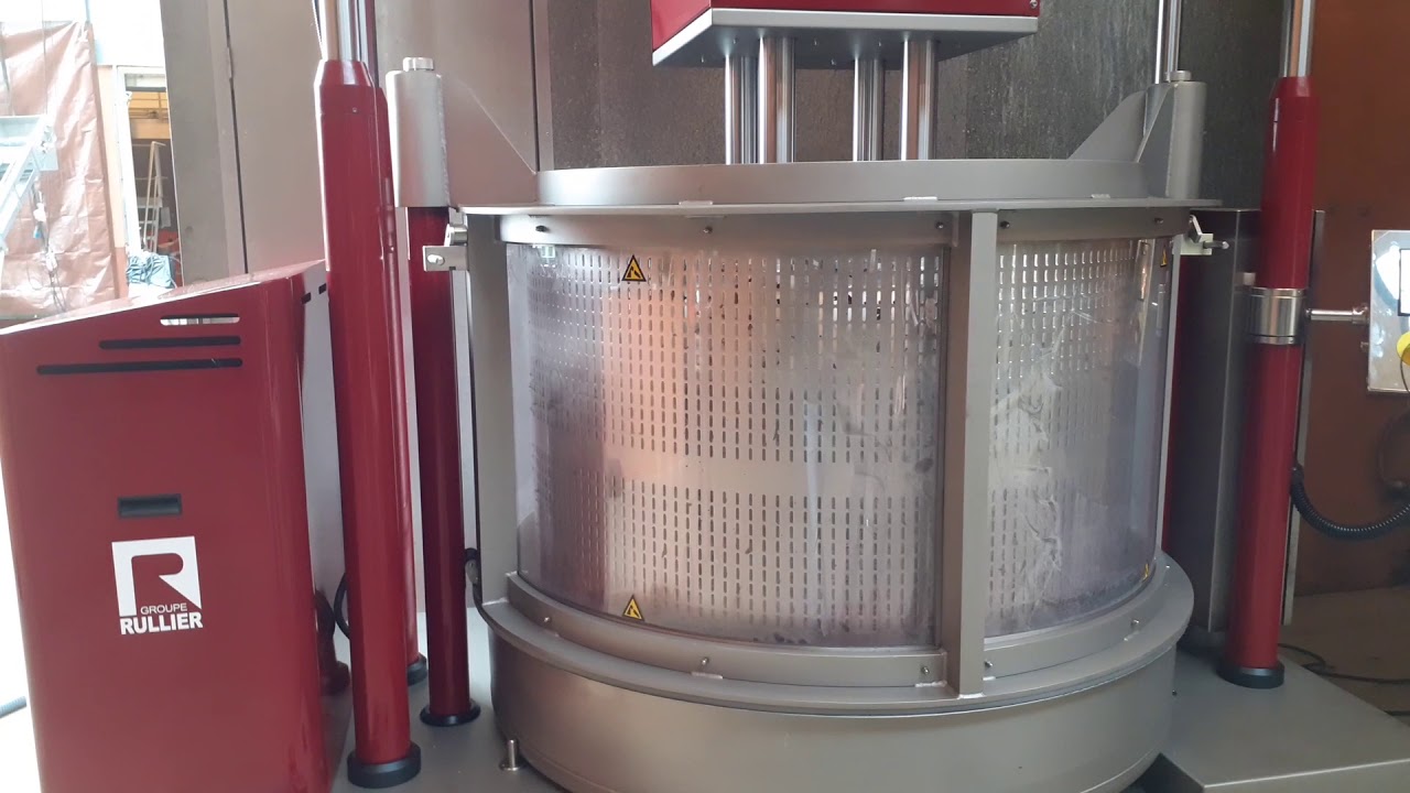 BUCHER VASLIN premier pressurage avec un pressoir vertical JLB12 au ...