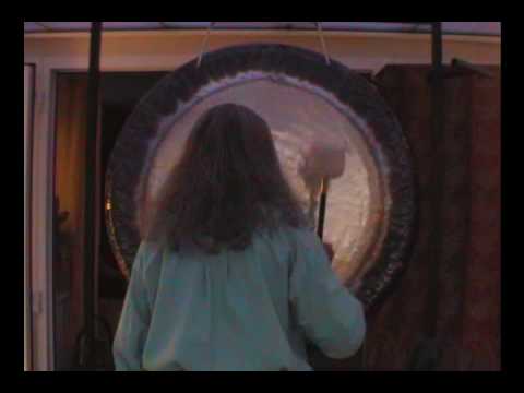 Gongmaster Aidan McIntyre gives a Gongbath using the Universal Gong