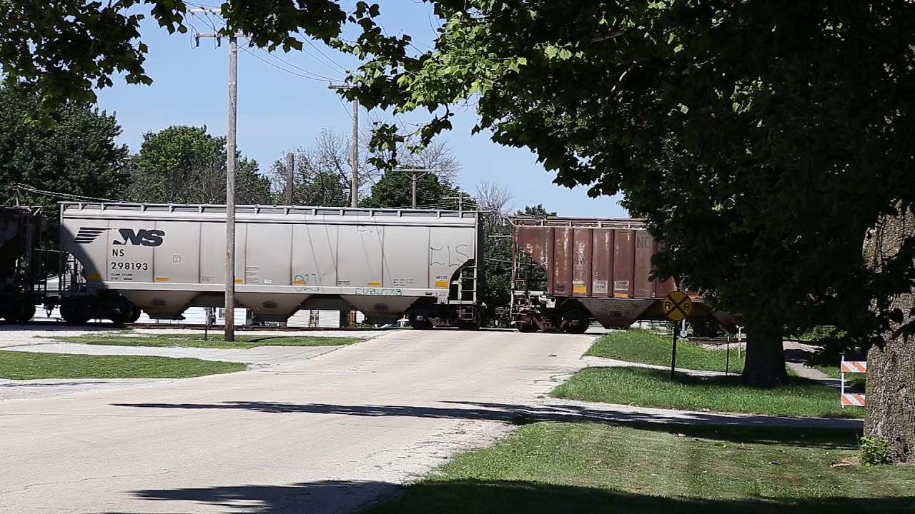 Bloomer Line GP10 at Gibson City, ILL - YouTube