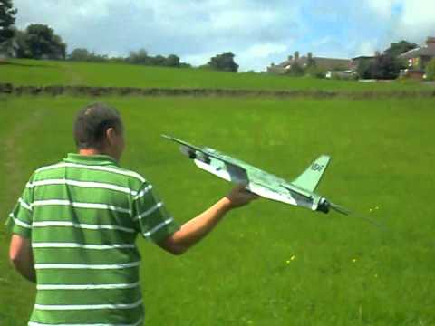 rc B-52 2nd flight and crash..AVI - YouTube