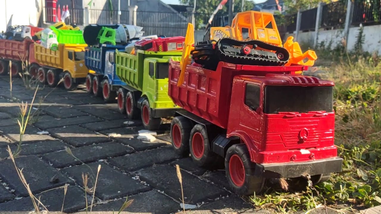 Mobil Truk Tronton Panjang Penuh Mobil Mobilan, Truk Molen, Bulldozer ...