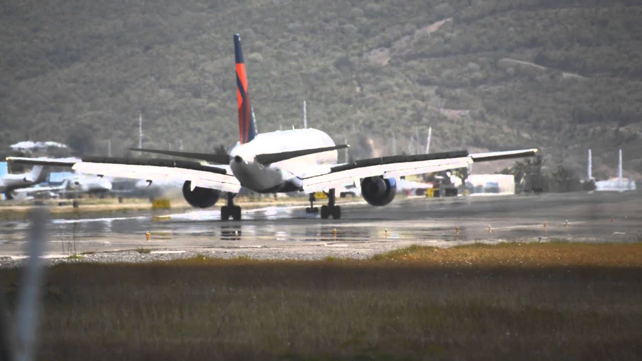 Delta Air Lines Low Landing - YouTube