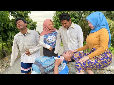 CEWEK SEMOK CANTIK INI MEMBERI MAKAN PRIA MISKIN TANGAN BUNTUNG. INI BALASAN DARI PRIA TERSEBUT.!