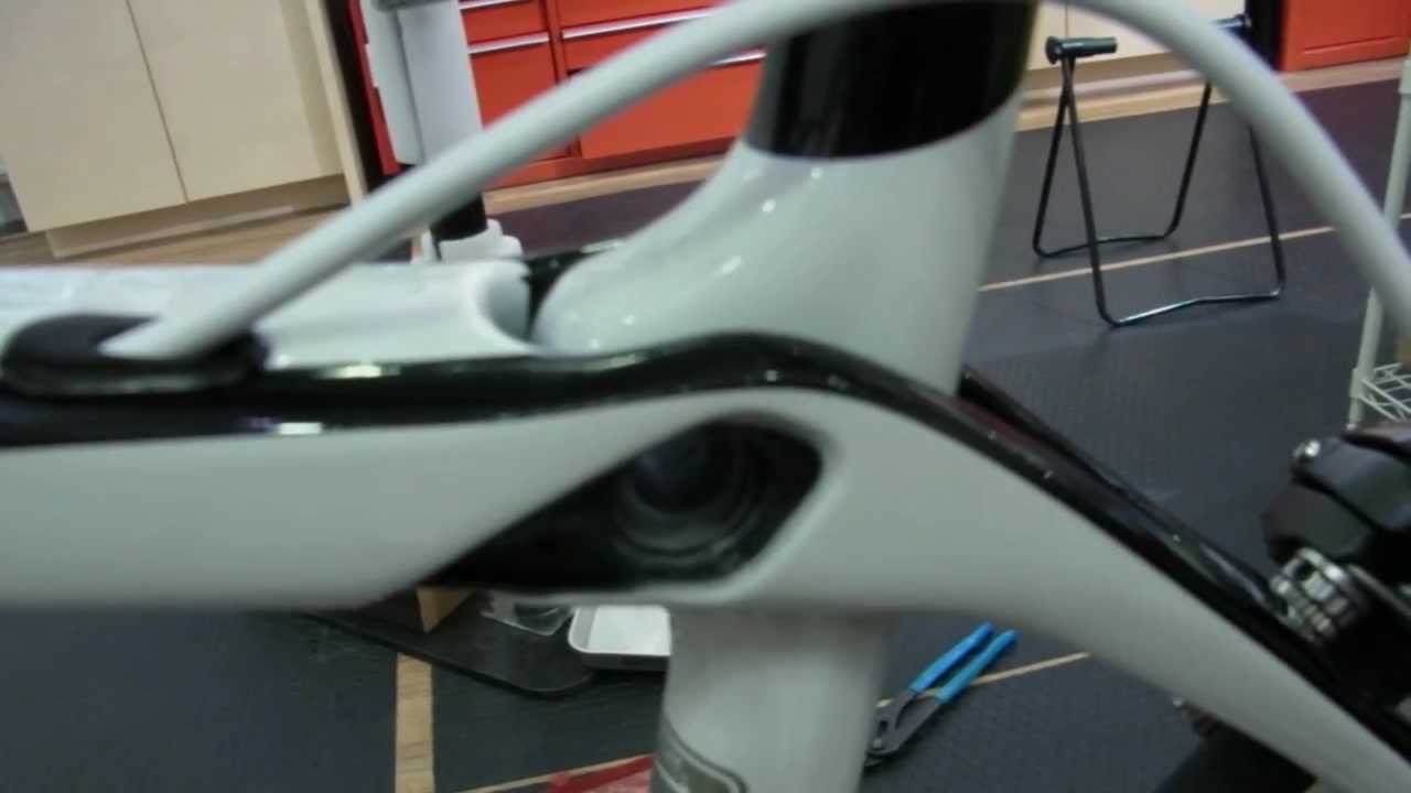 TREK DOMANE IsoSpeedのベアリングを外した様子 - YouTube