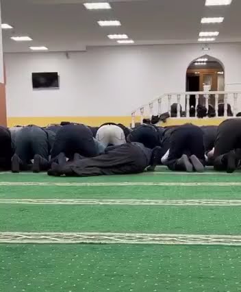 Disabled man offering prayer, Subhan Allah, must see video - YouTube
