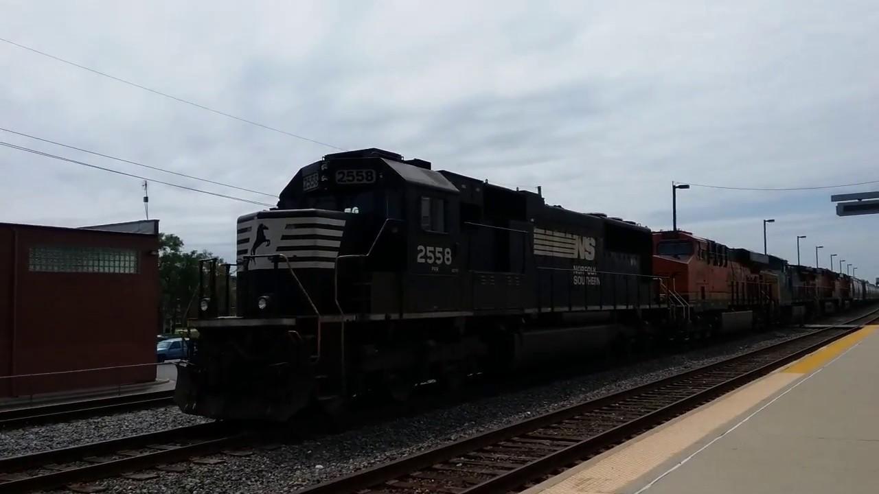 NS 2558 (SD70) leading CN S751 parked at O'Hare Transfer - YouTube