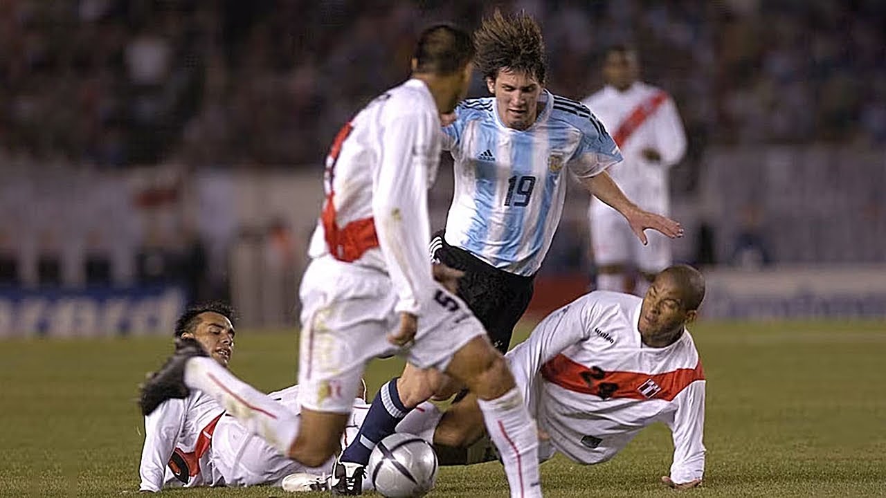 ASÍ FUE LA PRIMERA VEZ QUE LIONEL MESSI SE ENFRENTÓ A PERÚ... - YouTube