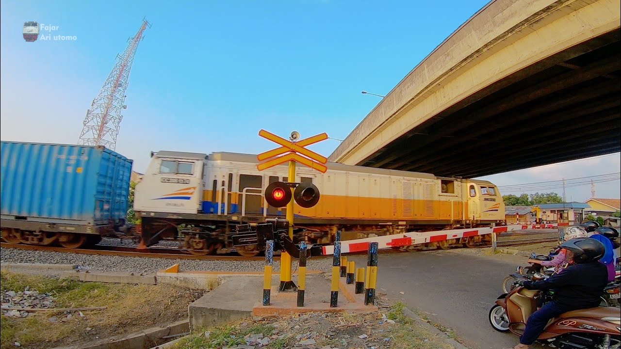 perlintasan kereta api indonesia bawah flyover Cirebon - YouTube