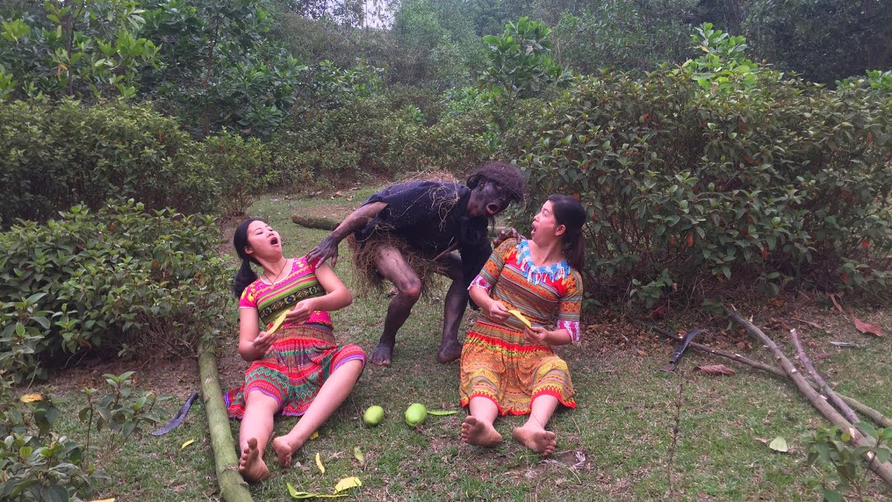Primitive Life : Ethnic Minority Girls Are Eating Fruits When They Meet ...